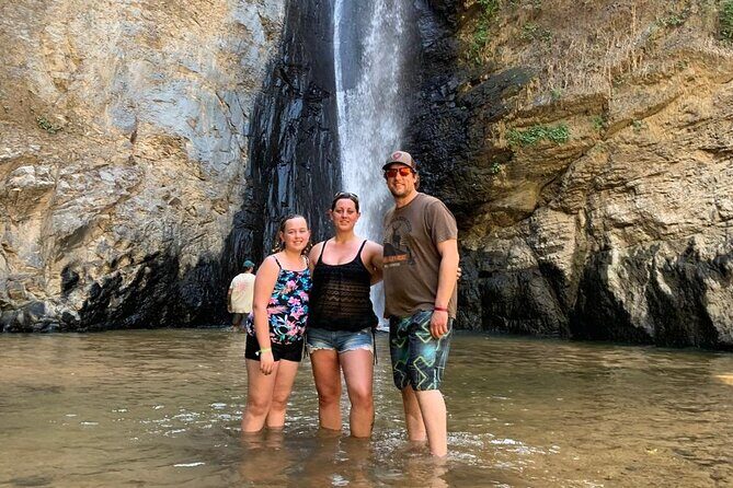 Horseback riding to visit the waterfall