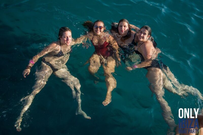 Ibiza floating club - Best Dj sesión at sea - Authentic Experiences and Real Feedback