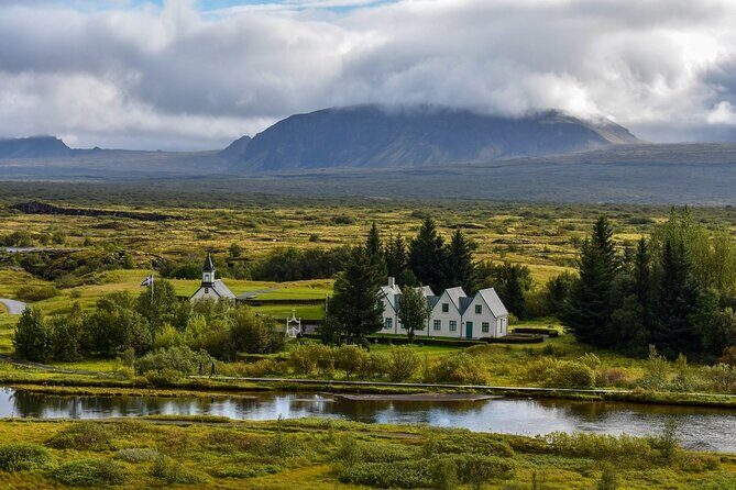 Iceland's Golden Circle in Spanish with Pickup Included - Witnessing the Power of Geysir