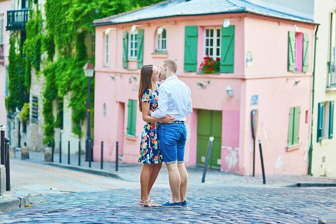 Iconic Paris - private photo shoot in the streets of Montmartre - Exploring Montmartre Through Your Lens