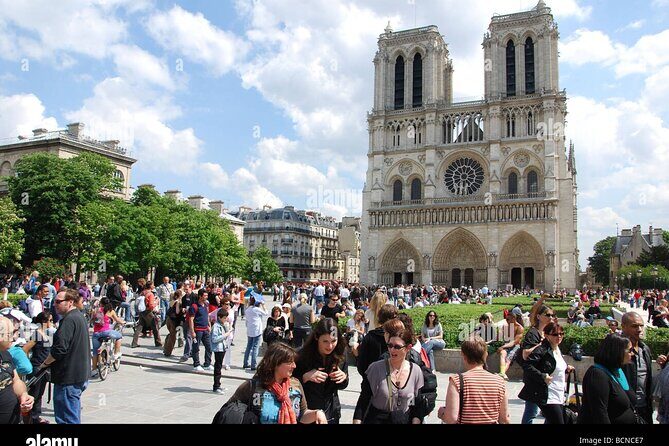 Île de la Cité Guided Tour & assistance Notre Dame entrance - Pacing, Group Size, and Value