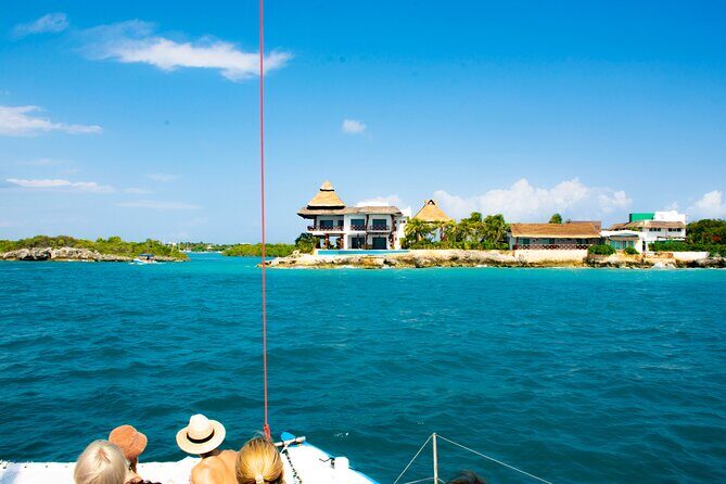 Isla Mujeres in Catamaran - Key Points