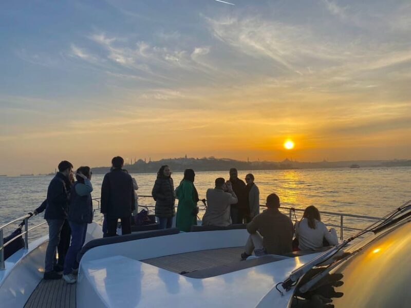 Istanbul: Bosphorus Sunset Yacht Cruise with Live Guide - What to Expect on the Cruise