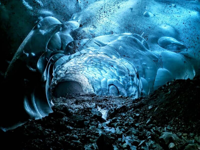 Jökulsárlón: Blue Ice Cave Tour and Glacier Walk - The Importance of a Good Guide