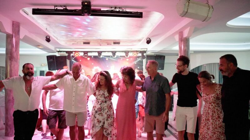 Kamari: Greek Show, Buffet Dinner, and Drinks at Dimitris - Key Points