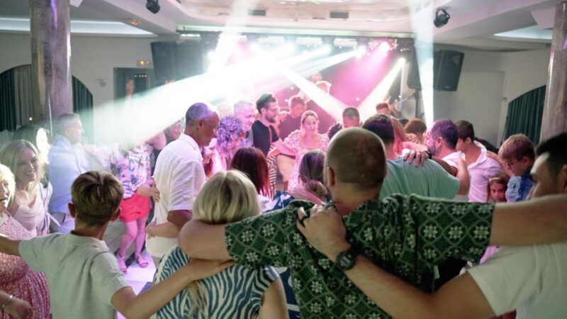 Kamari: Greek Show, Buffet Dinner, and Drinks at Dimitris - An Evening of Genuine Greek Hospitality in Kamari