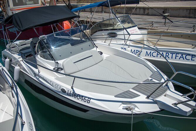 Karnic SL702 boat with driver, WC,Cabin, BT music and shower - An Overview of the Speedboat Tour