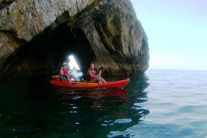 Kayak tour from Sesimbra to Ribeira do Cavalo Beach, passing through the caves - Key Points