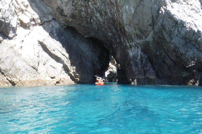 Kayak tour from Sesimbra to Ribeira do Cavalo Beach, passing through the caves - FAQ