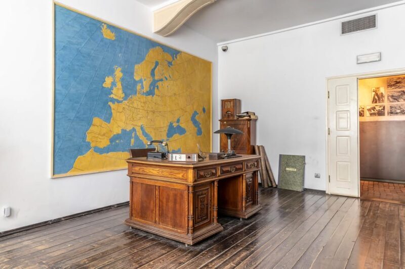 Kazimierz Jewish Quarter Tour & Schindler's Factory Guided - Key Points