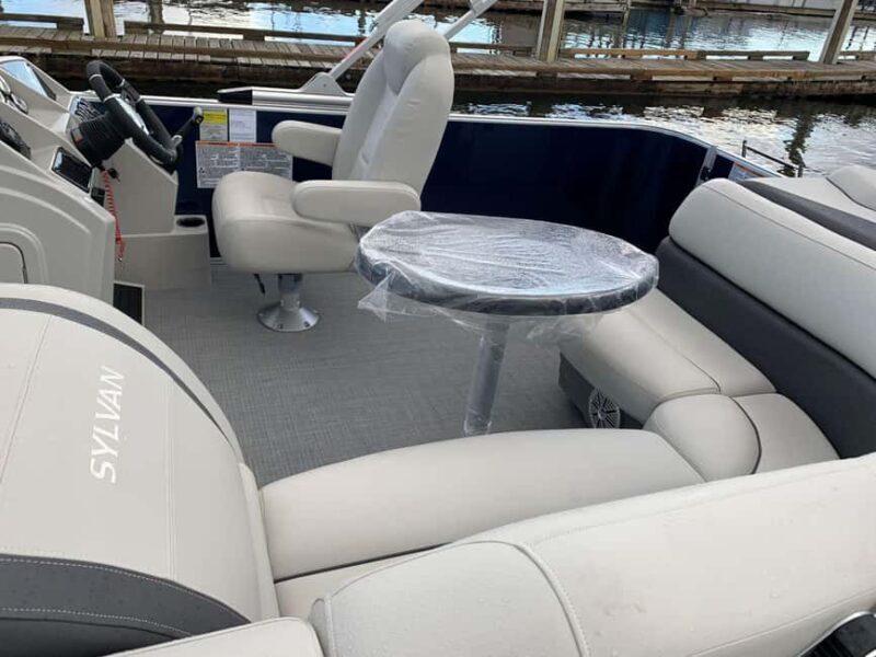 Kelowna: Sylvan Mirage Cruise Pontoon for rent - Key Points
