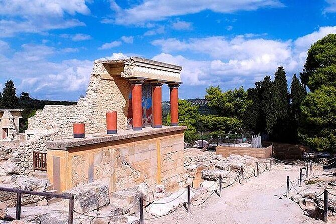 Knossos palace & the Archaeological museum of Heraklion (with Transfer) - In Summary