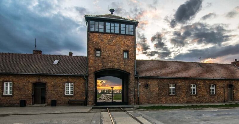 Krakow: Auschwitz-Birkenau Guided Tour with Pickup & Lunch - Key Points