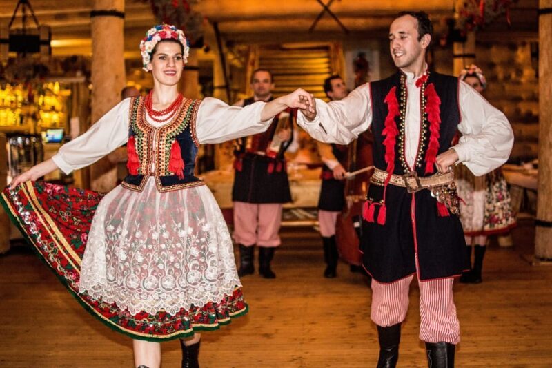 Krakow: Full Traditional Polish Dinner & Folk Show - Setting and Atmosphere