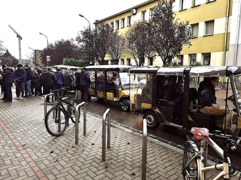 Krakow: Private Panoramic Tour by Golf Cart with Audio Guide - FAQ