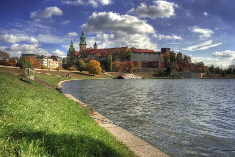 Krakow: Skip-the-Line Wawel Castle & Old Town Guided Tour - The Start: Wawel Castle & Wawel Hill