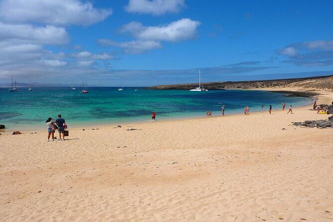 La Graciosa Island Tour for Cruise Passengers from Lanzarote - Relaxation at Playa de La Francesa
