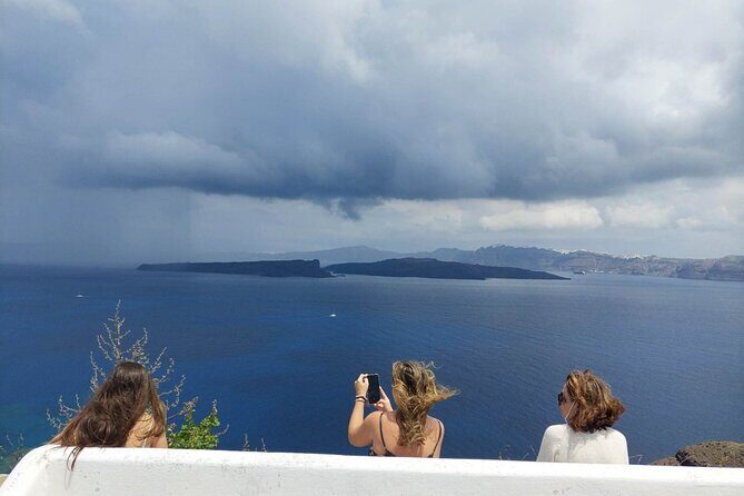 LA TRANSFER Santorini Private ServicesFrom Airport & Port - The Transfer Experience: What to Expect