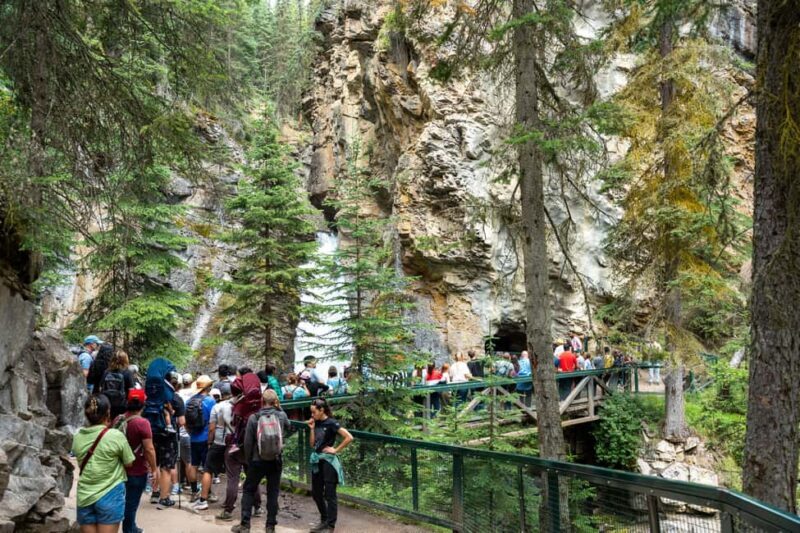 Lakes Moraine, Louise, Emerald, Johnston Canyon & Yoho Tour - Discovering Alberta’s Iconic Lakes and Waterfalls