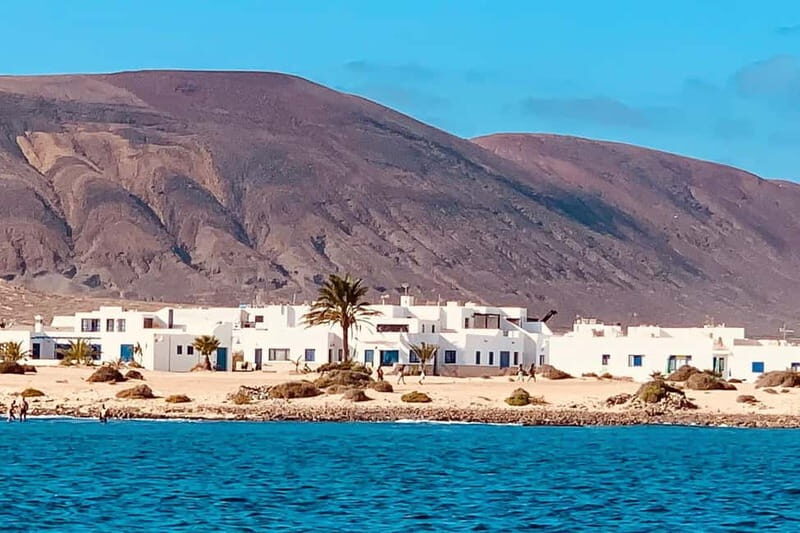 Lanzarote: Ferry to La Graciosa with Wi-Fi (free parking) - Key Points