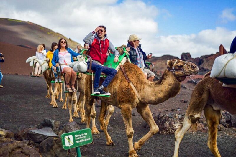 Lanzarote: Full-Day Island Highlights Tour - Green Lagoon and Clicos Beach