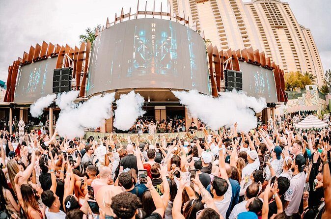 Las Vegas Pool Crawl with Party Bus & Free Drinks - Who Should Consider This Tour?