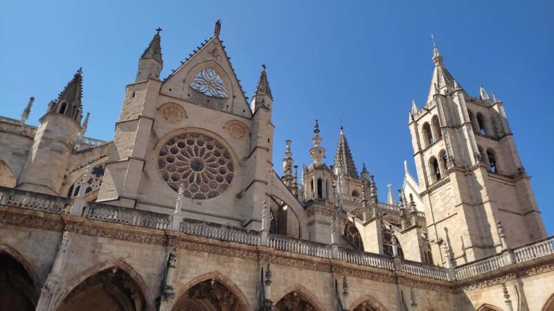 León Cathedral: tour with a local art historian - An In-Depth Look at the León Cathedral Tour