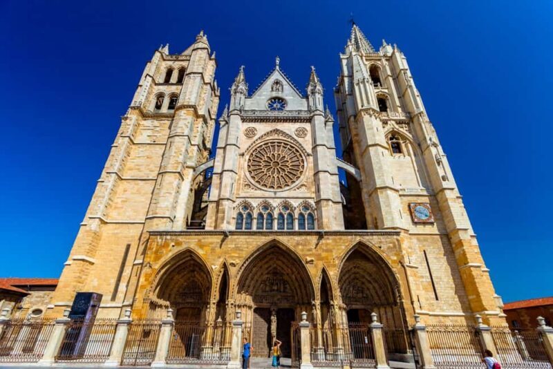 León: Private tour with a local art historian - Who Will Enjoy This Tour?