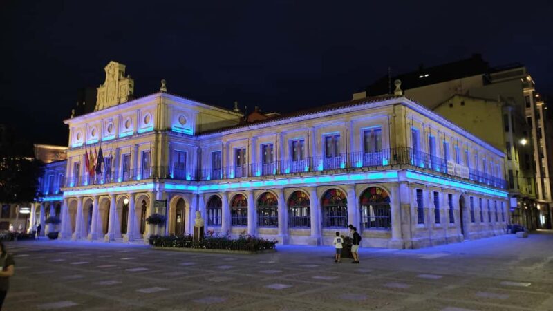 León: Private tour with a local art historian - The Sum Up