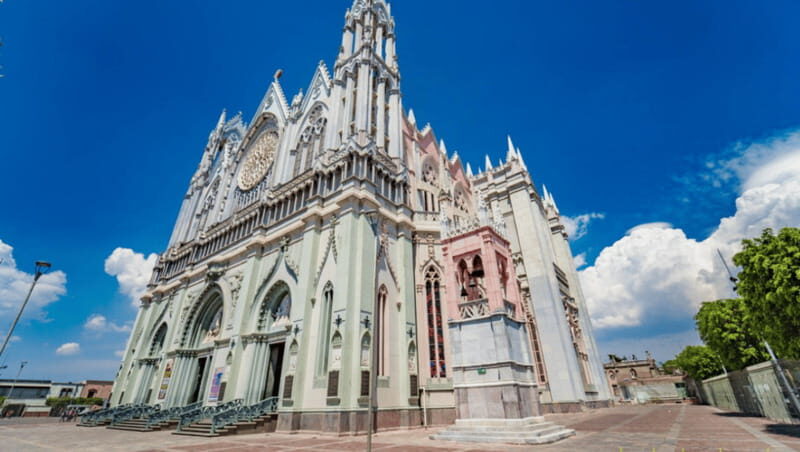 León: Wine Tour at Viñedo Leones & City Center Exploration - Authentic Experiences and Hidden Details