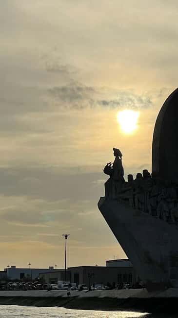 Lisboa:Sunset Sailing Tour at Tagus River with welcome drink - An In-Depth Look at the Lisbon Sunset Sailing Experience