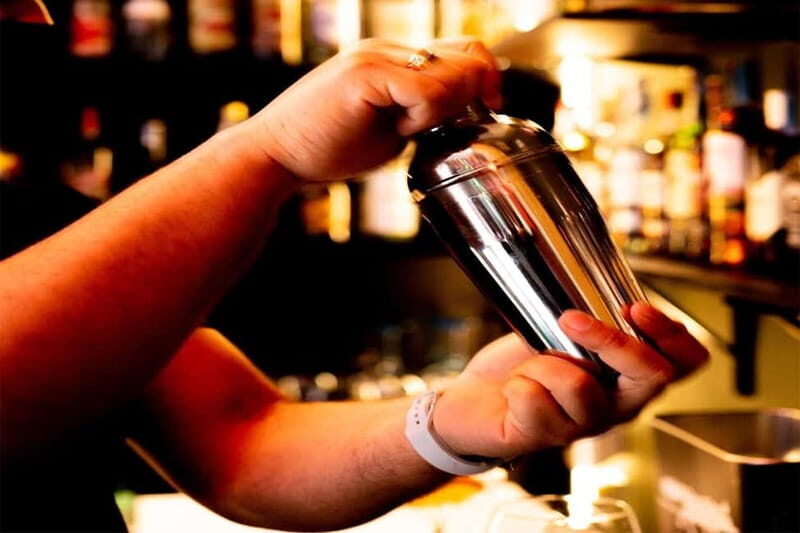 Lisbon: 18-Hole Indoor Minigolf Ticket with Bar Area - The Practicalities: Location, Price, and Facilities