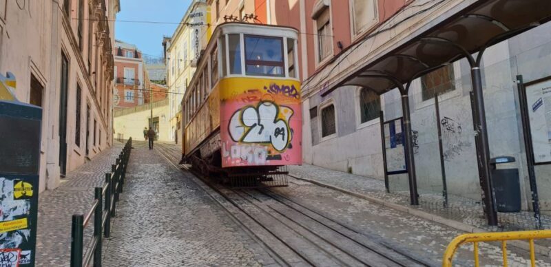 Lisbon: 2 hours Private City Highlights Tuk-Tuk Tour for two - Who is this tour best suited for?