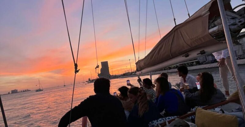 Lisbon: 2H Sunset Boat Cruise Tour with Drinks - Key Points