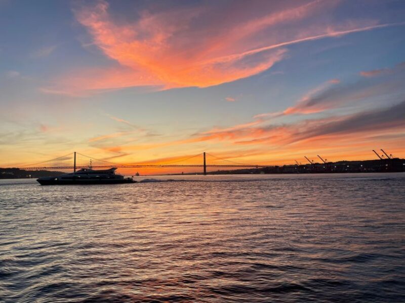 Lisbon: 2H Sunset Boat Cruise Tour with Drinks - FAQs
