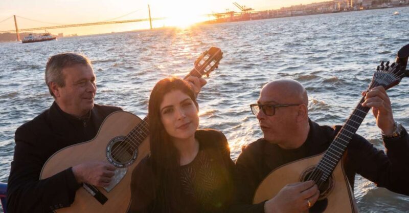 Lisbon: Boat Cruise with Live Fado Performance and a Drink - The Itinerary in Detail