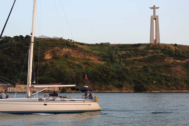 Lisbon: Classic Yacht Tour with Drinks and Pastel de Nata - Key Points  