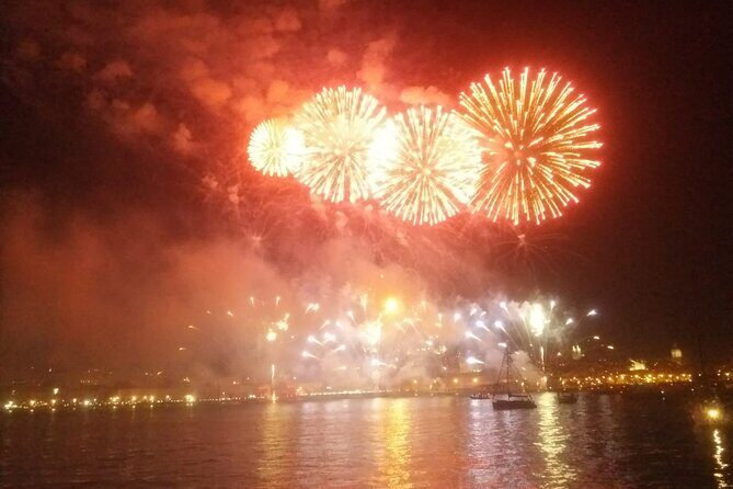 Lisbon: Fireworks, Music and Open Bar in New Year's Eve Cruise - Why This Experience Works Well