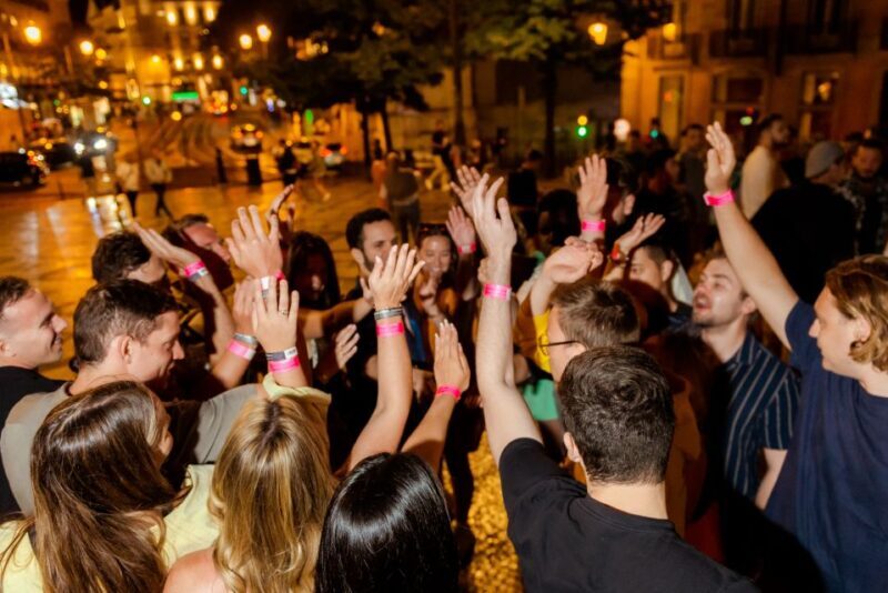 Lisbon Premium Pubcrawl: 1h Open Bar, Shots, VIP Club Entry - A Genuine Look at the Lisbon Pubcrawl