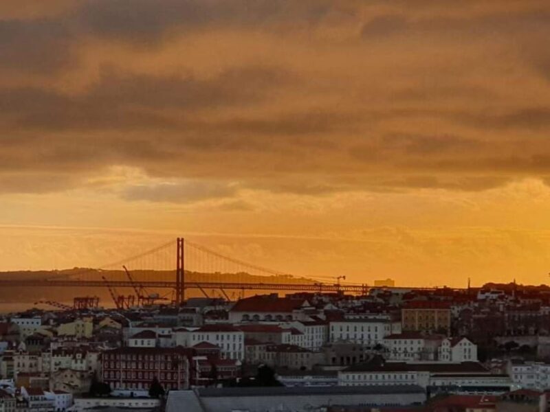 Lisbon: Private Highlights Tuk-Tuk Tour with Tapas and Wine - The Experience in Detail