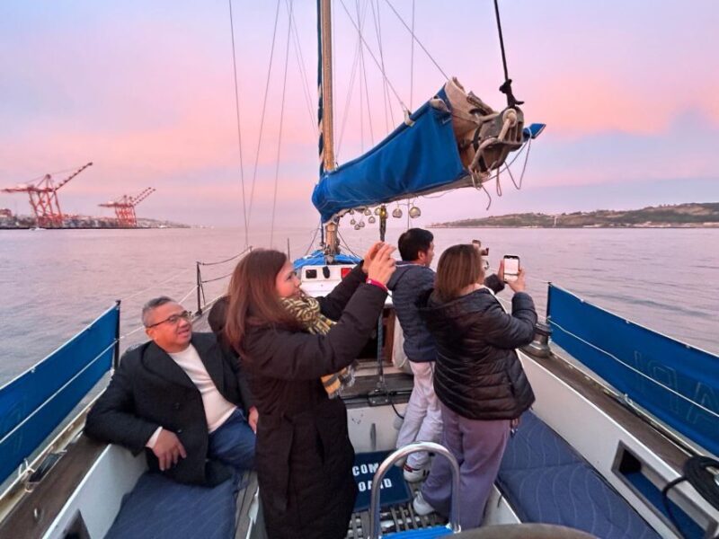 Lisbon: Sunset Boat Tour with a drink - Key Points