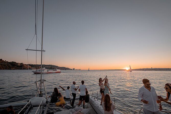 Lisbon : Sunset Catamaran Boat Tour with Music and Drinks - Key Points