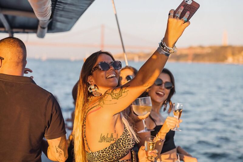Lisbon: Sunset Catamaran Boat Tour with Music and Drinks - Comfort and Atmosphere Onboard