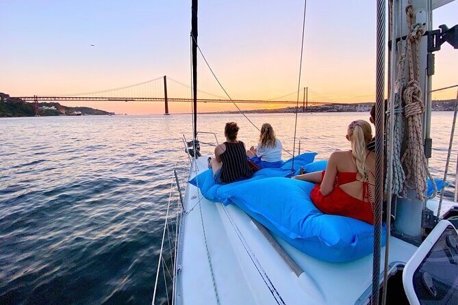 Lisbon: Sunset Tagus River Sailing Tour with Drinks - Why This Tour Works for Different Travelers