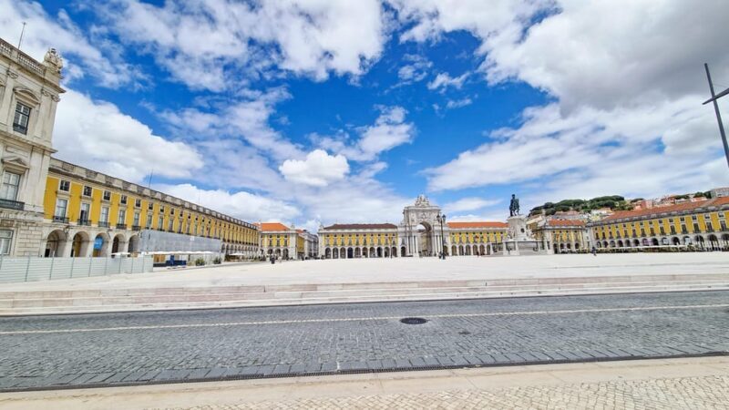 Lisbon: Tuk Tuk 2H Tour Lisbon with a Old Timer - Key Points  