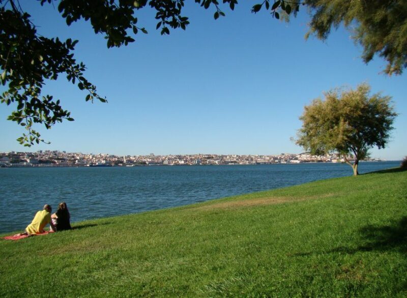 Lisbons South Side, River Tejo & 3-Hour Walking Tour - Key Points