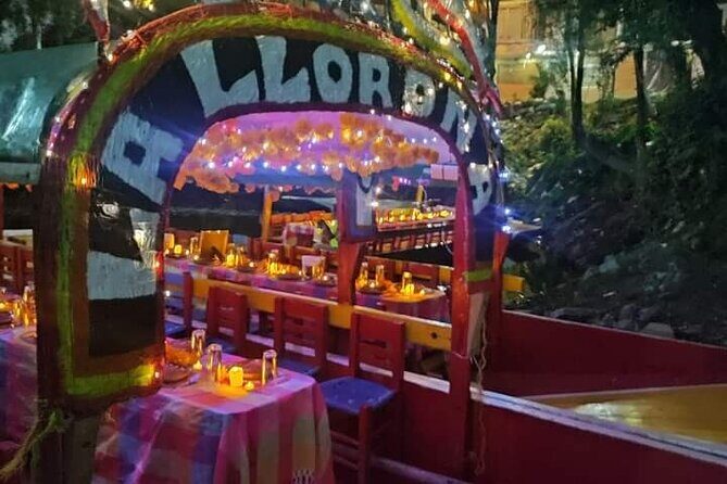 Live Noche de Muertos at Xochimilco: Dinner and local beers - Timing and Group Size