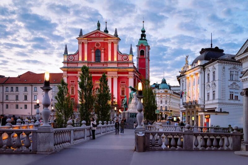 Ljubljana: 2h walking tour with local guide - Key Points
