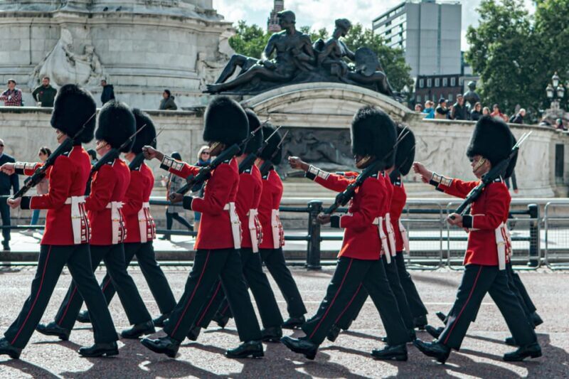 London: Buckingham Palace and Changing of the Guards Tour - A Detailed Look at the Buckingham Palace & Changing of the Guard Tour