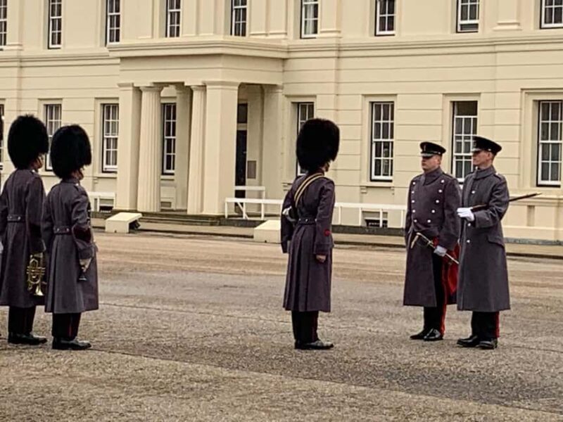 London: Changing of the Guard Experience with a Historian - The Experience and Group Dynamics